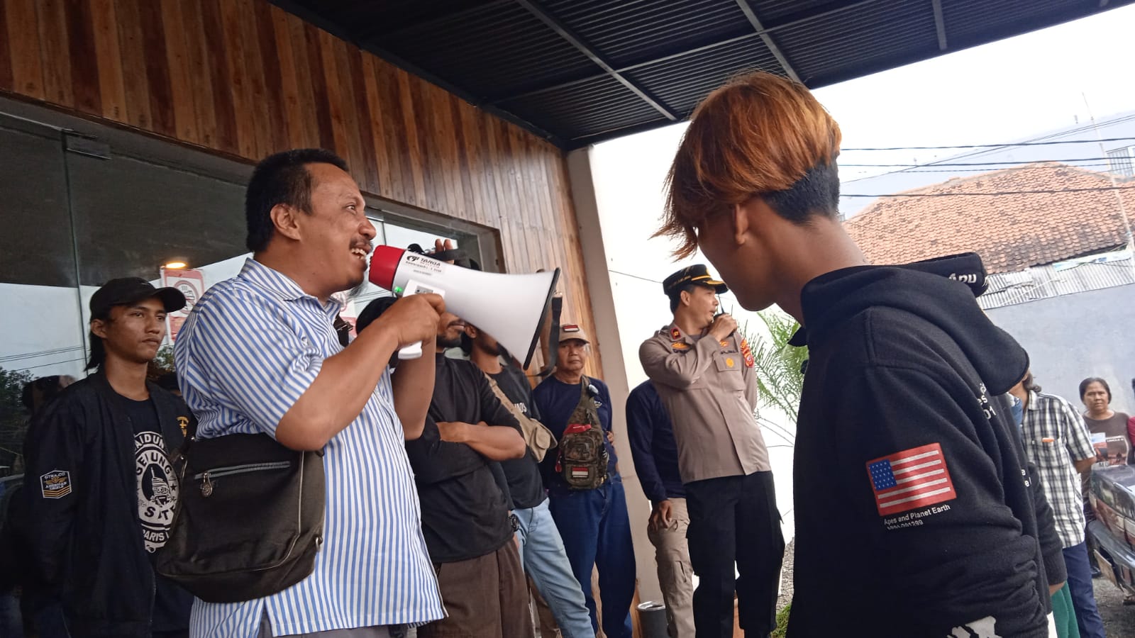 Demo Masa FRR Diwarnai Aksi Bentrok, Diduga Preman Bayaran Cafe Bajawa ...